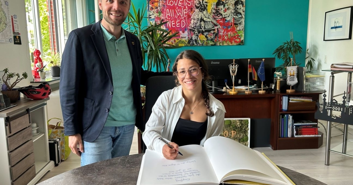 Helen Habib unterschreibt im Goldenen Buch der Stadt Waltrop | Stadt ...